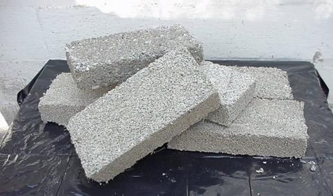 casa con materiales innovadores: Ladrillos de PAPERCRETE