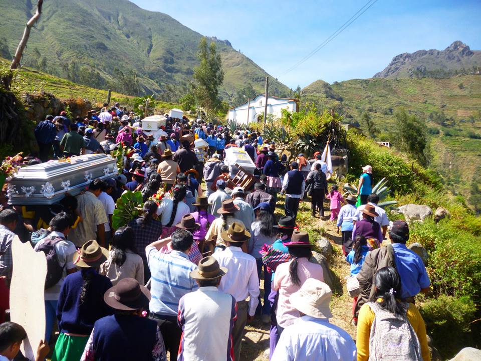 VIDEO DEL ENTIERRO DEL ACCIDENTE DEL DISTRITO DE CACRA | QUINCHES ...