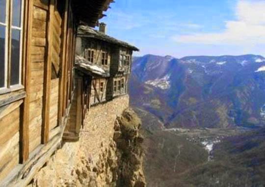 Amazing World & Fun: Living on the Edge - Amazing Places