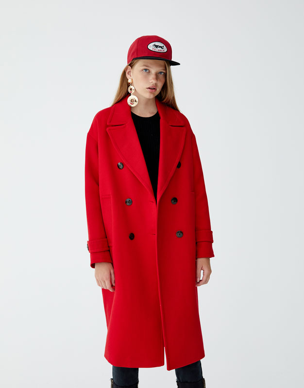 La elegancia de un abrigo largo