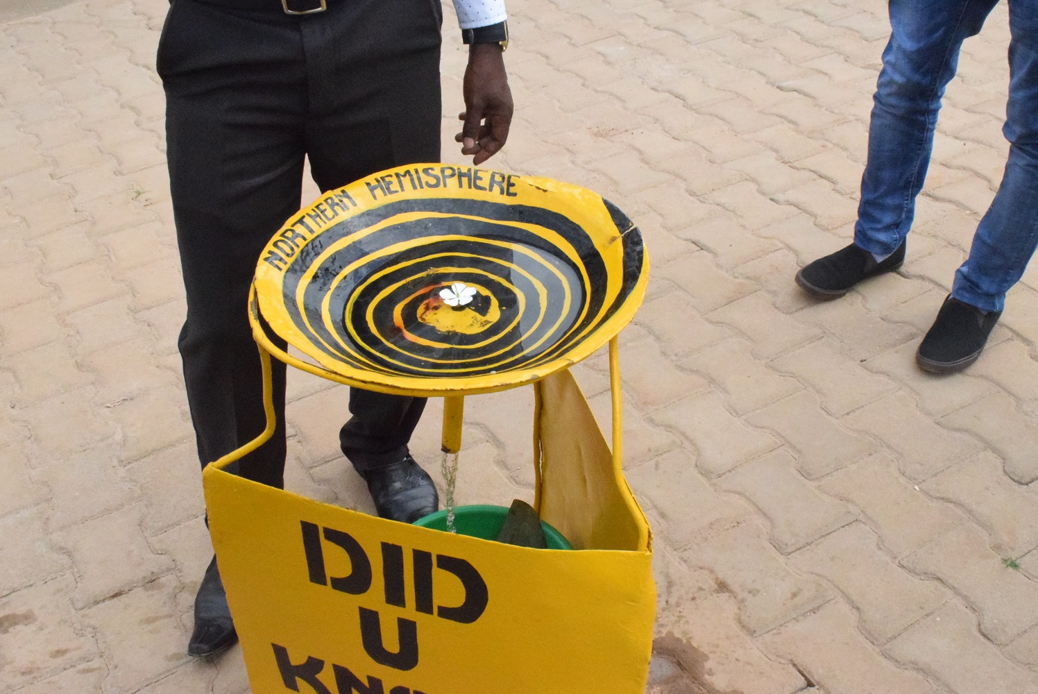 Tourism Uganda: A MUST STOP AT THE UGANDA EQUATOR LINE, KAYABWE.