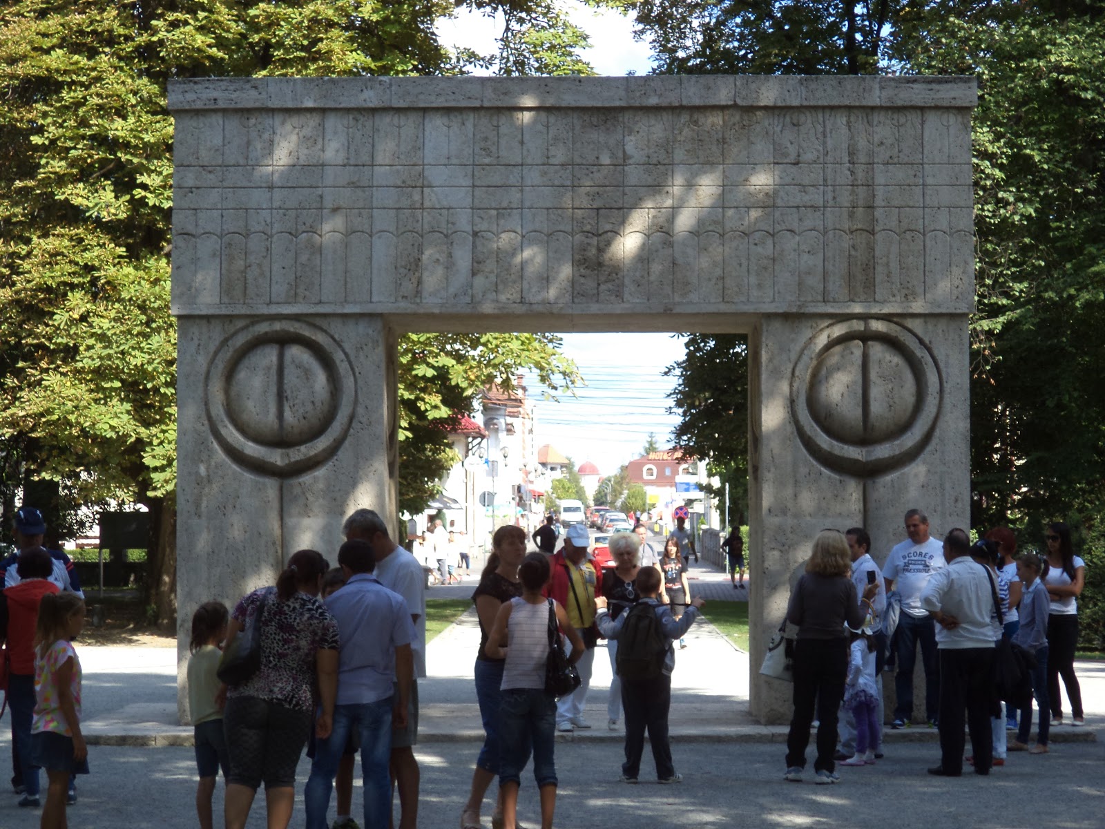 Romania... la pas: Poarta Sarutului si Masa Taceri ,operele marelui ...