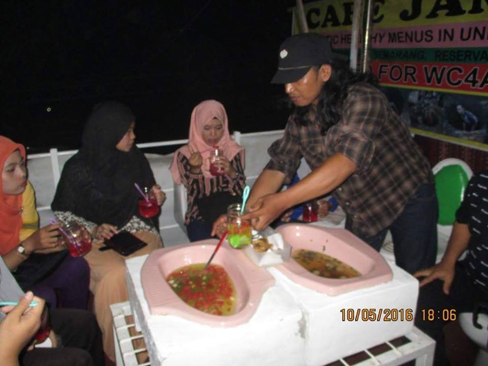 alamcyber 2020: HEBOH GADIS BERTUDUNG MAKAN DIMANGKUK JAMBAN.