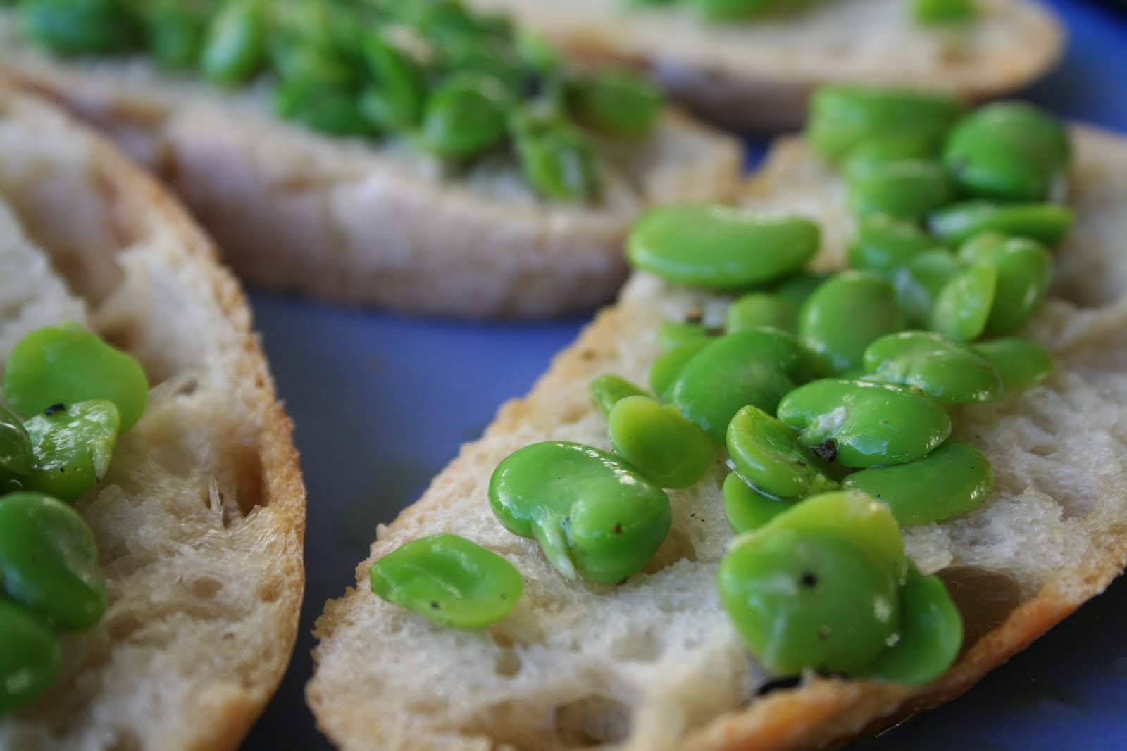 The Freerange Chick: Fava beans on fresh bread