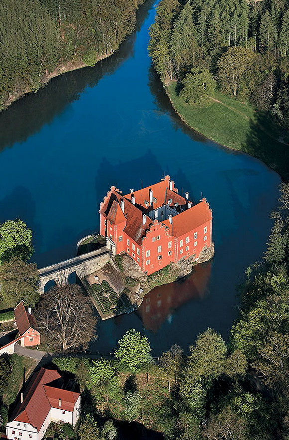 The Feral Irishman: Some Beautiful Water Castles.....