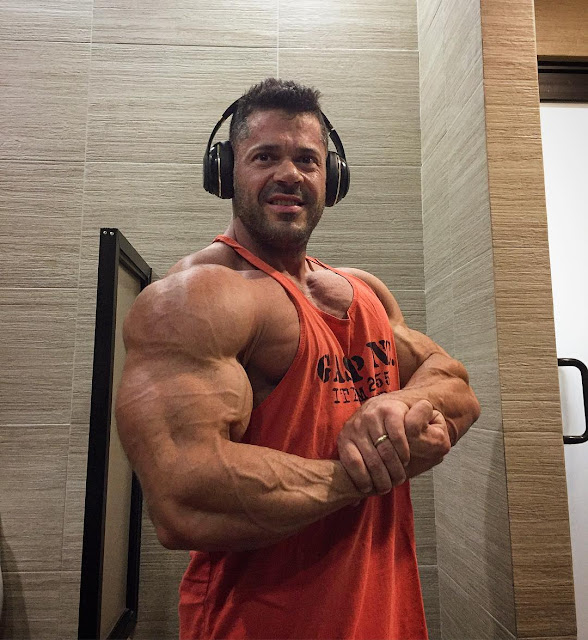 Muscle Lover: Mexican IFBB Pro bodybuilder Juan Carlos Graham