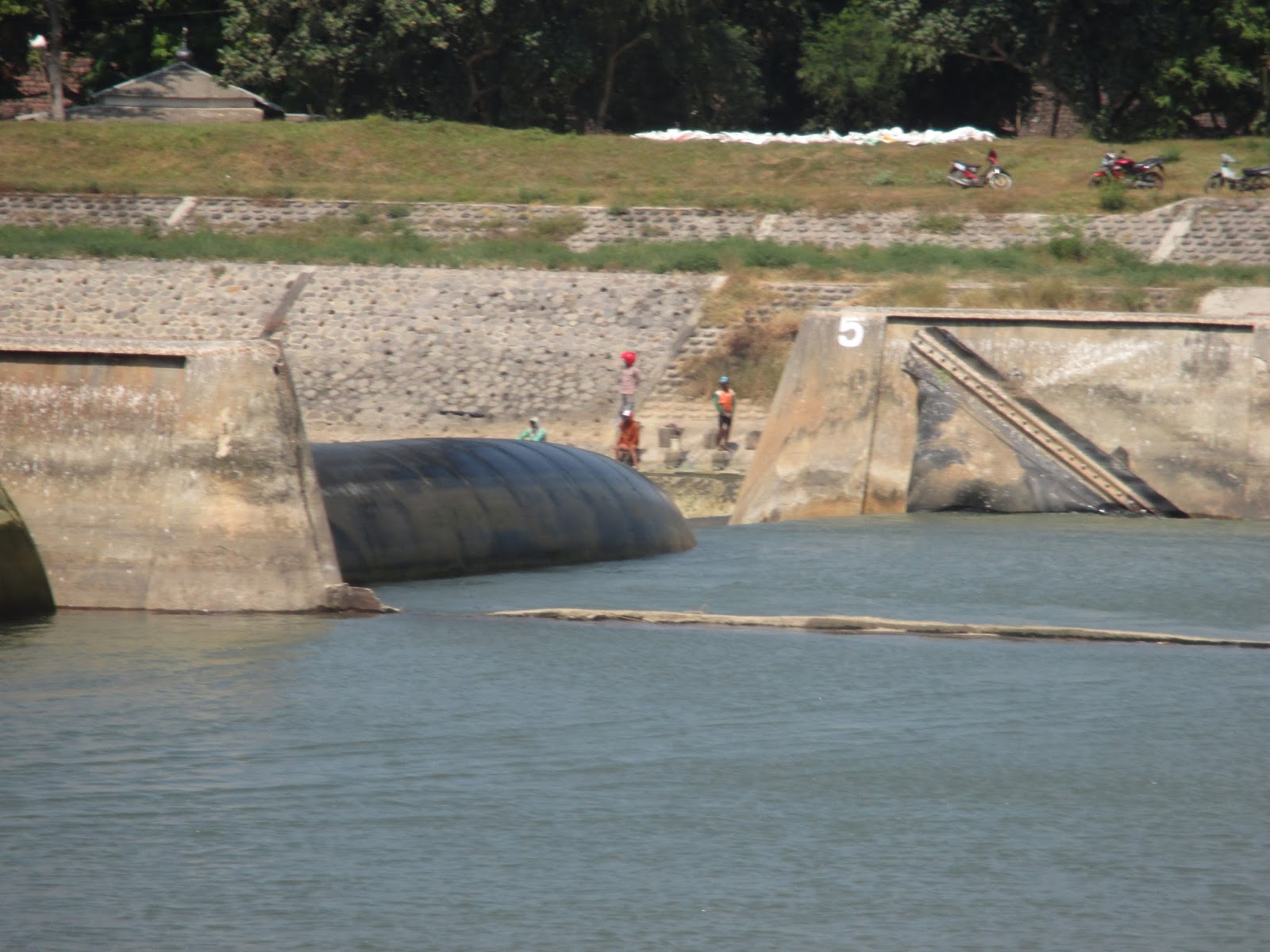 BENDUNG ( DAM ) KARET MENTURUS - blogque