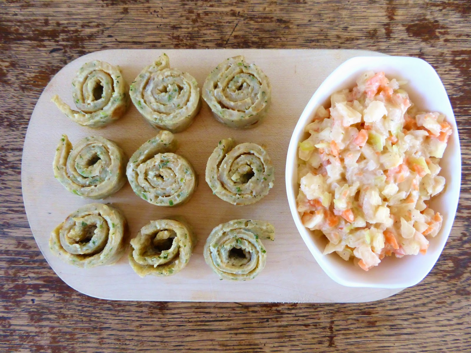 VEGAN - GO FOR IT: FRISCHKÄSE-KRÄUTER-ROLLEN MIT COLE SLAW