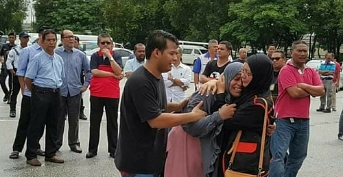 Nasi lemak anak dara cepat, kenapa isu dua keluarga, Azmin lambat?
