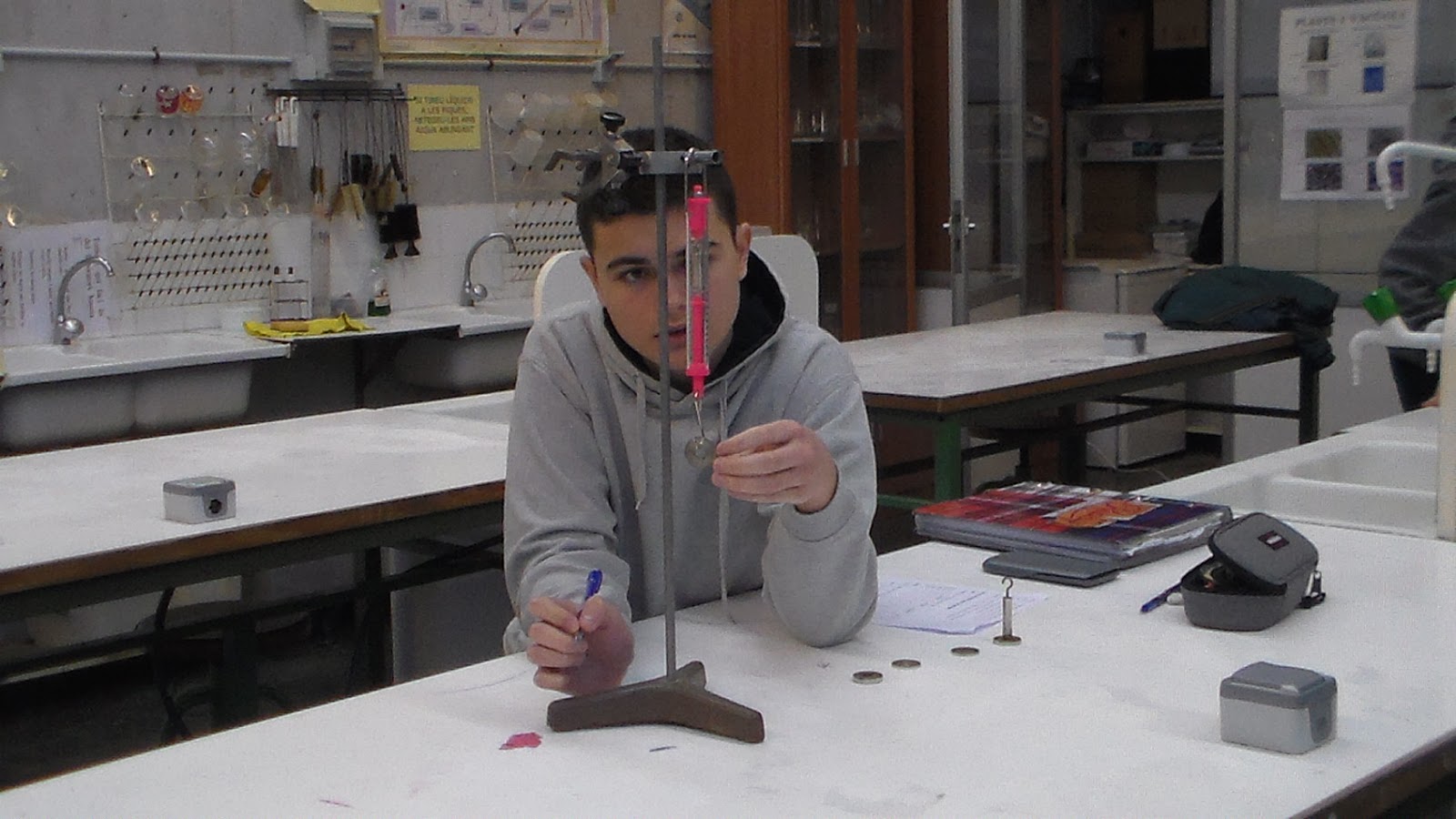 Science @ Institut Joan Mercader: Practice with the dynamometer