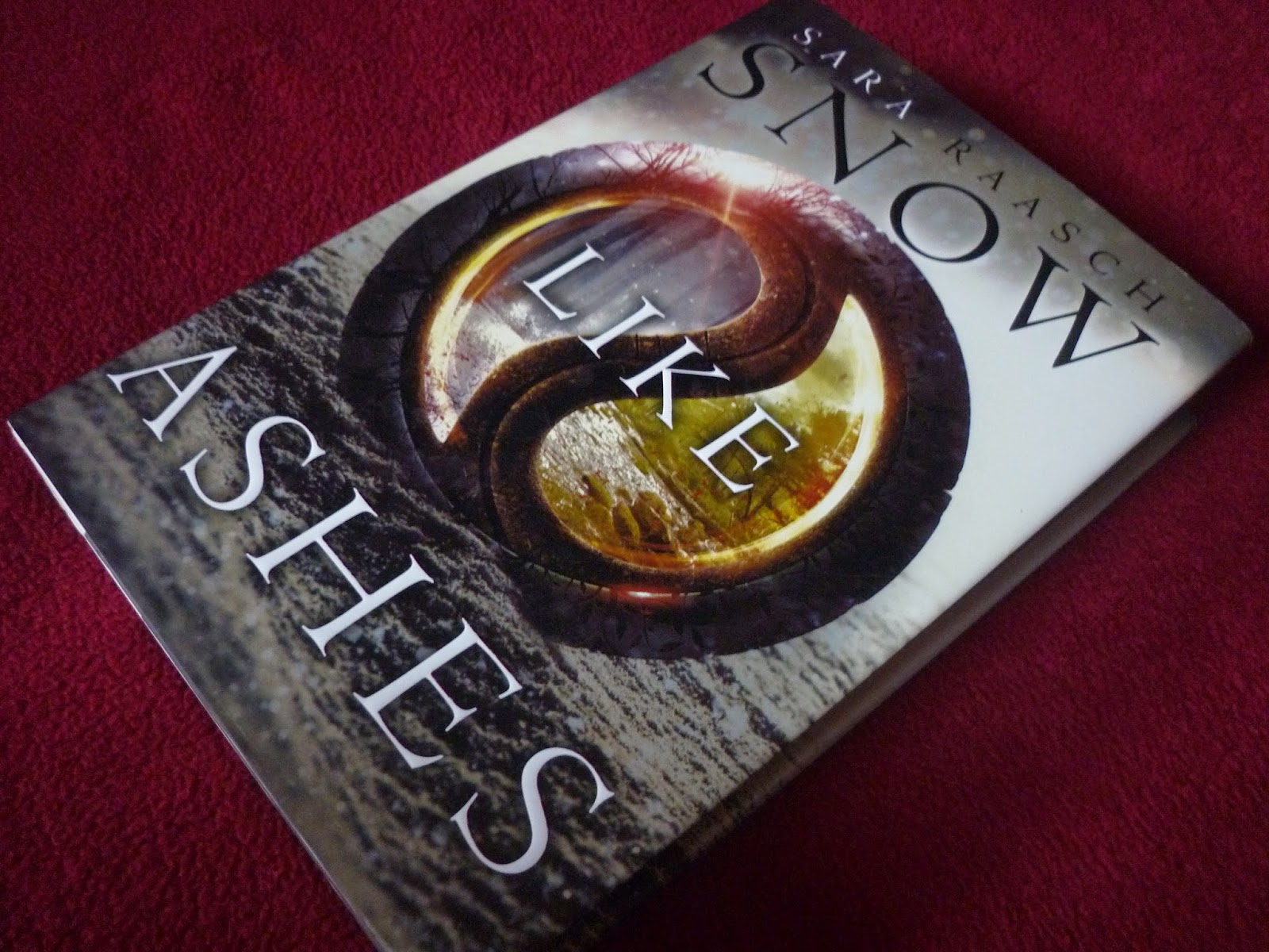 Emkeyseven Books: [Rezension] "Snow Like Ashes" von Sarah Raasch