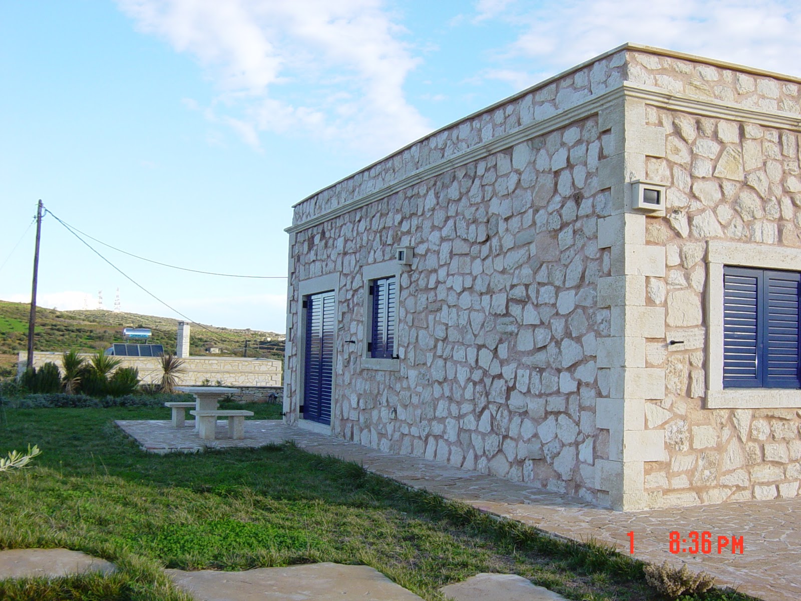 ΚΤΙΣΜA (ΕΛΛΗΝΙΚΑ): ΠΕΤΡΙΝΗ ΜΟΝΟΚΑΤΟΙΚΙΑ - ΧΑΜΕΖΙ ΣΗΤΕΙΑΣ