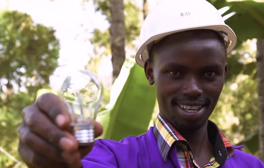 Ez a zseniális kenyai diák egy saját erőművet épített gyakorlatilag a ...