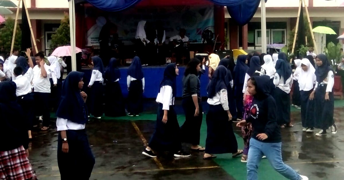 Guyuran hujan tidak menyrutkan semangat pelajar SMPN 7, Meriahkan ... Guyuran hujan tidak menyrutkan semangat pelajar SMPN 7, Meriahkan ...