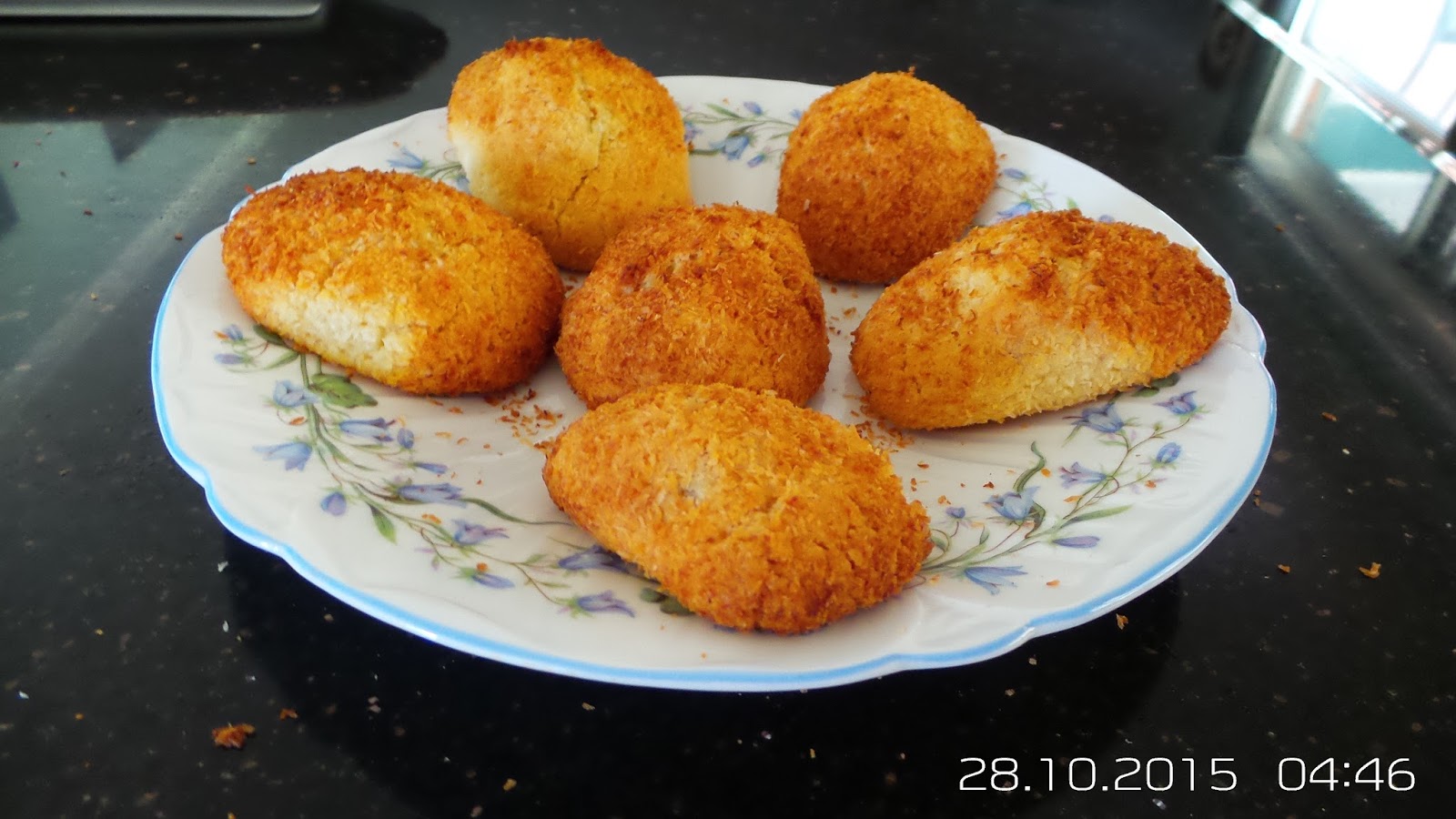HAPPY RETIREE'S KITCHEN : Vintage Date Biscuits, my Mother's recipe