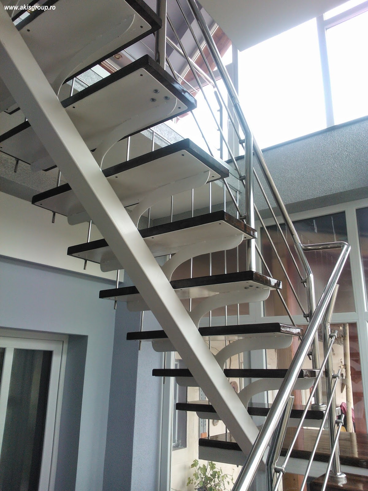 scari interior: Scari de interior vopsite alb