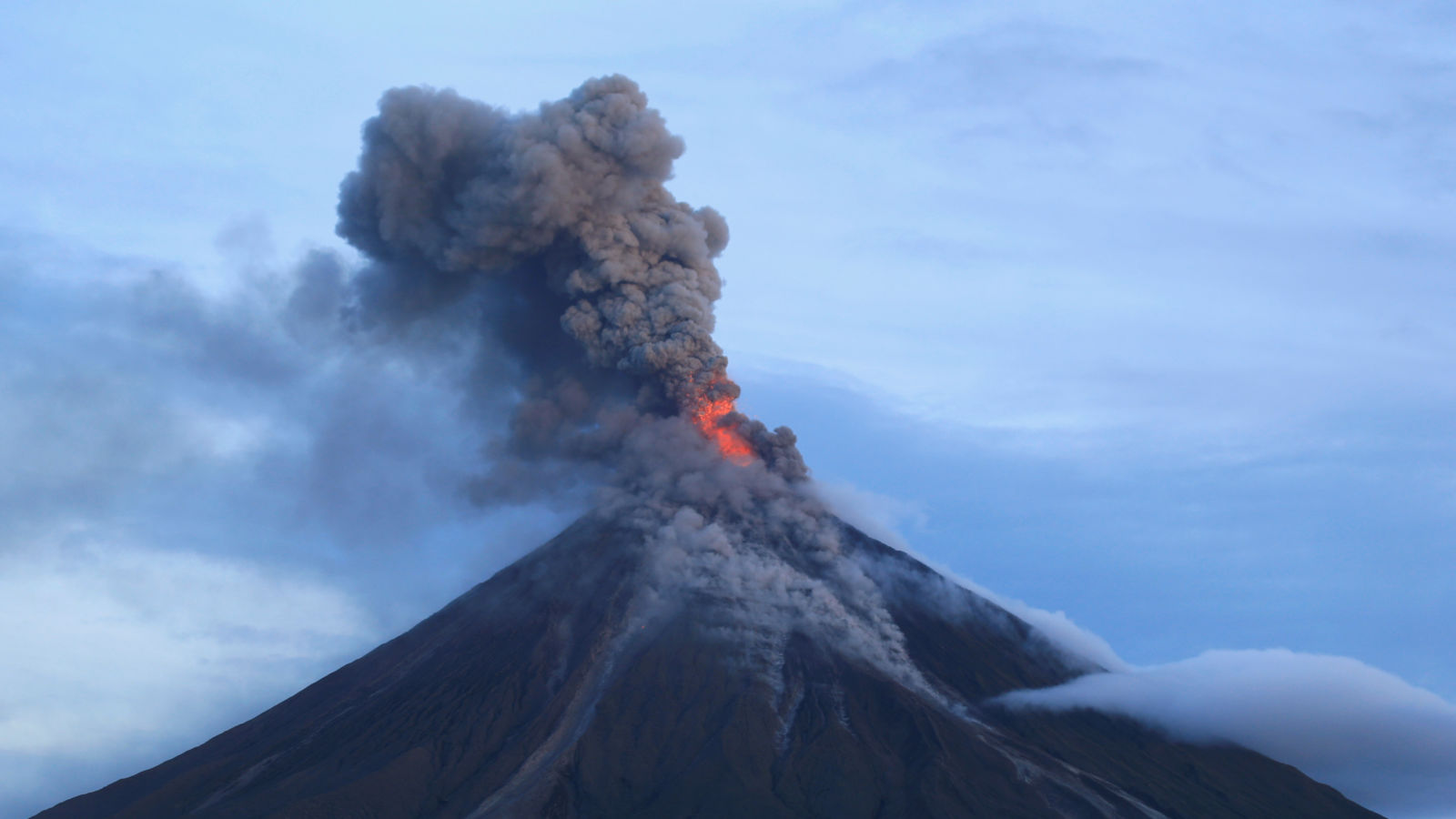 OH DUNIA!: Gunung Berapi Mayon Terus Cetus Ancaman, Hampir 80,000 Pindah