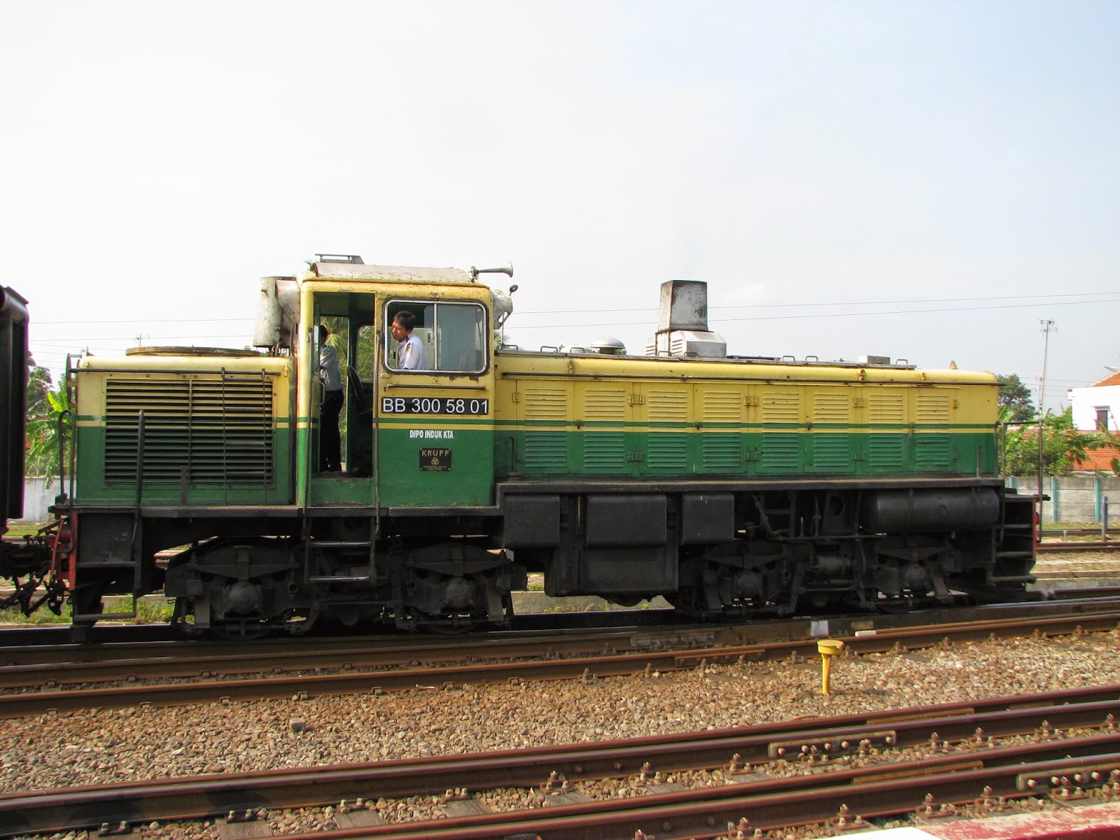 Kereta Api Indonesia: Lokomotif Seri BB300 58 01 Melangsir Rangkaian ...