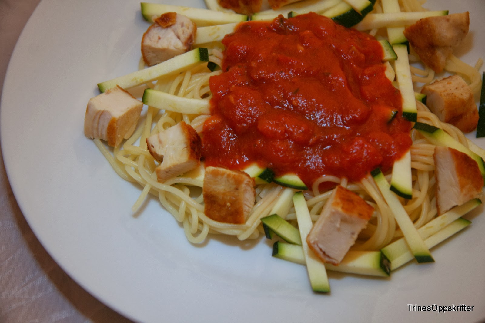 Trines Oppskrifter: Spaghetti med kylling og tomatsaus