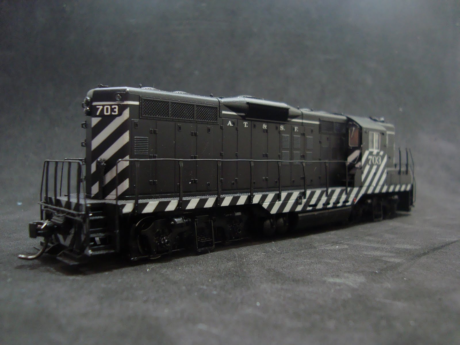 SFTRENS Ferromodelismo HO DCC: Locomotiva EMD GP9 ATSF 703 ZEBRA STRIPE ...