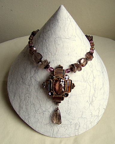 Stylish Necklace Display Tutorials / The Beading Gem