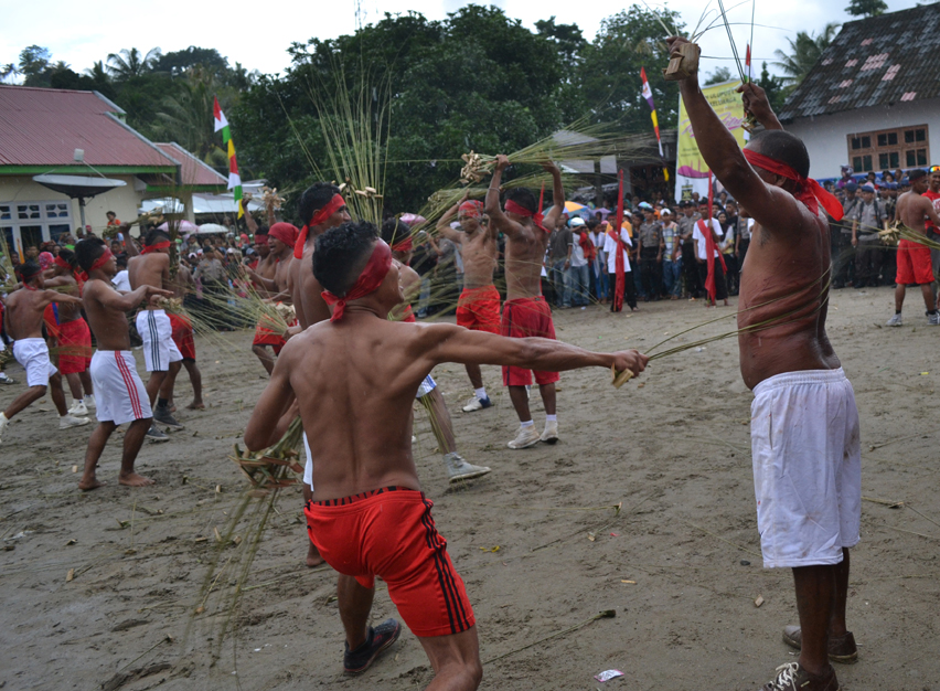 "Pukul Sapu" Mamala - Morela Tetap Meriah - Maluku Post