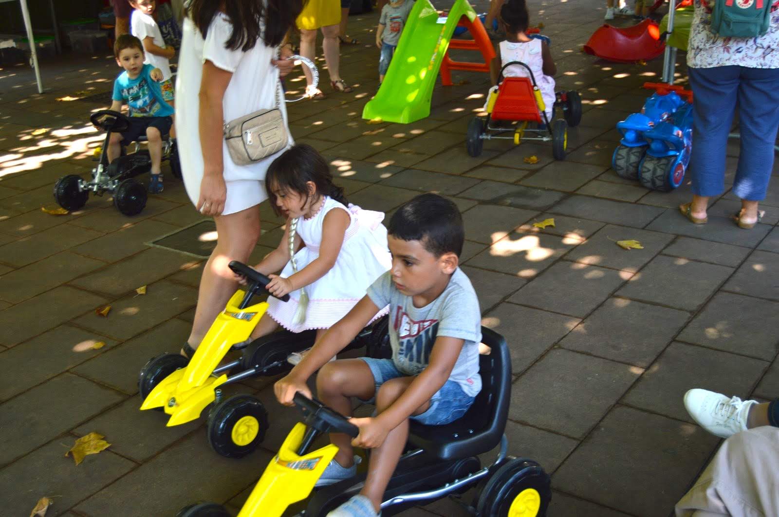 Los niños disfrutan de las fiestas de El Regato con hinchables y camas ...