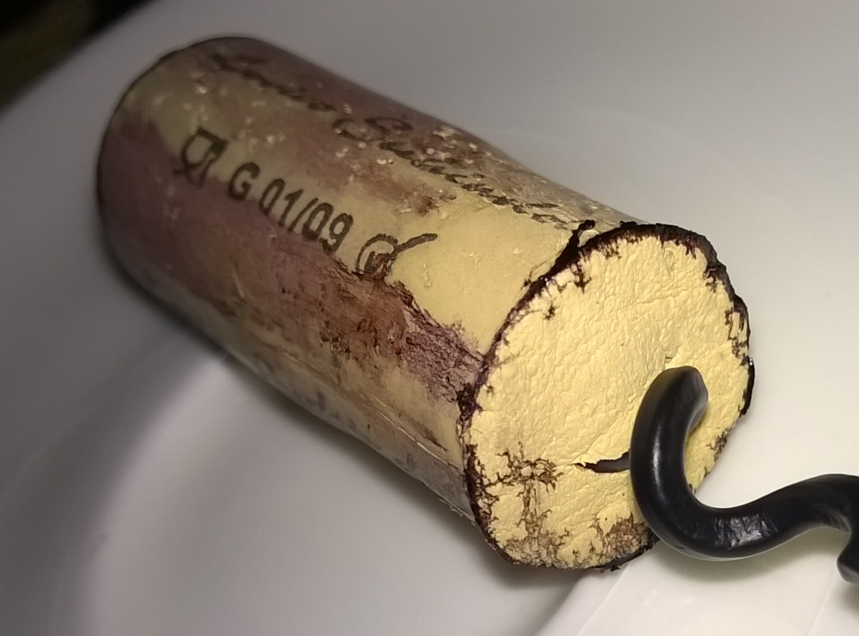 Sobre vinhos e afins: Para quê o garçom te entrega a rolha no restaurante?