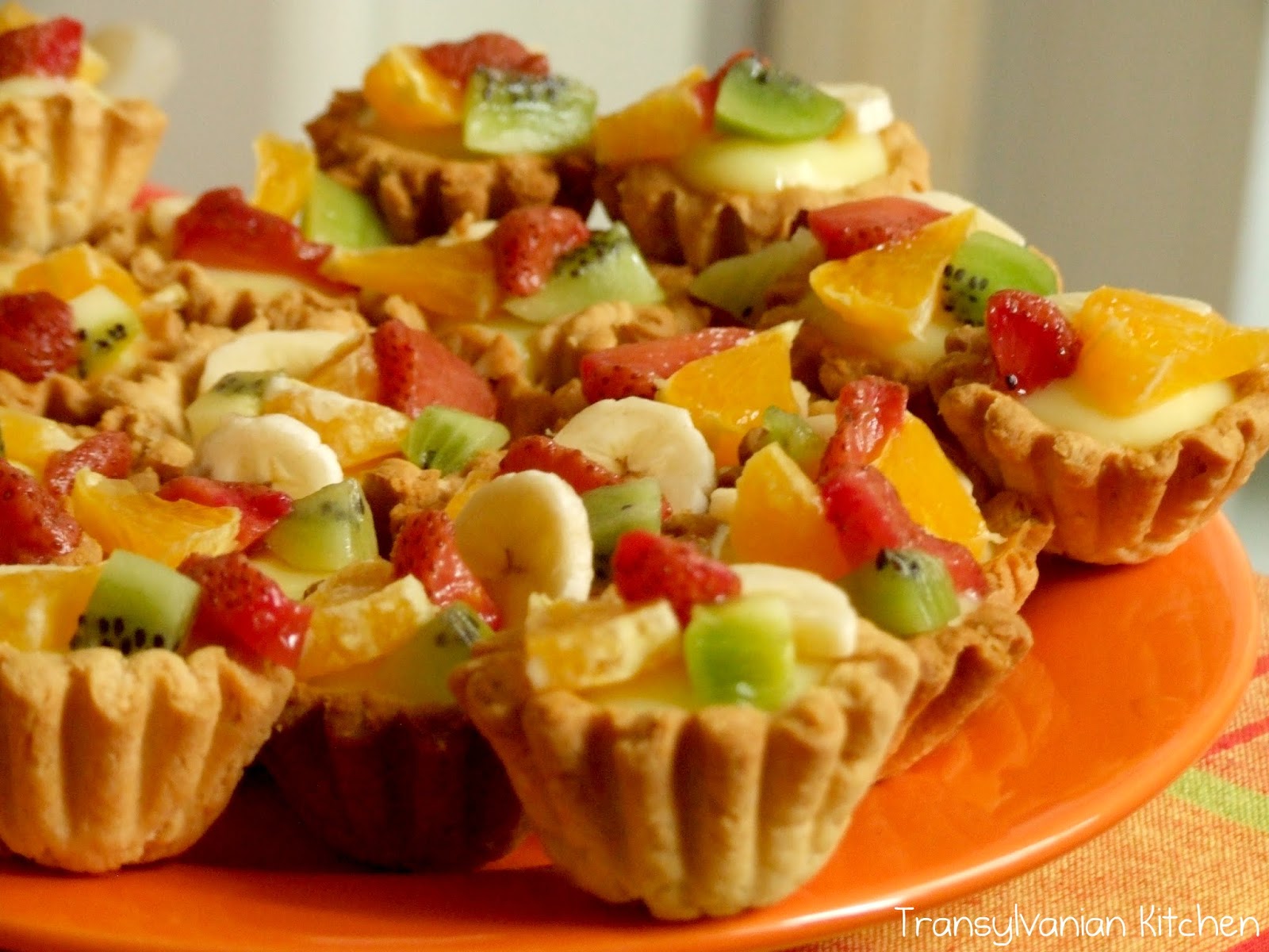 Transylvanian Kitchen: Minitarte cu fructe şi cremă de vanilie