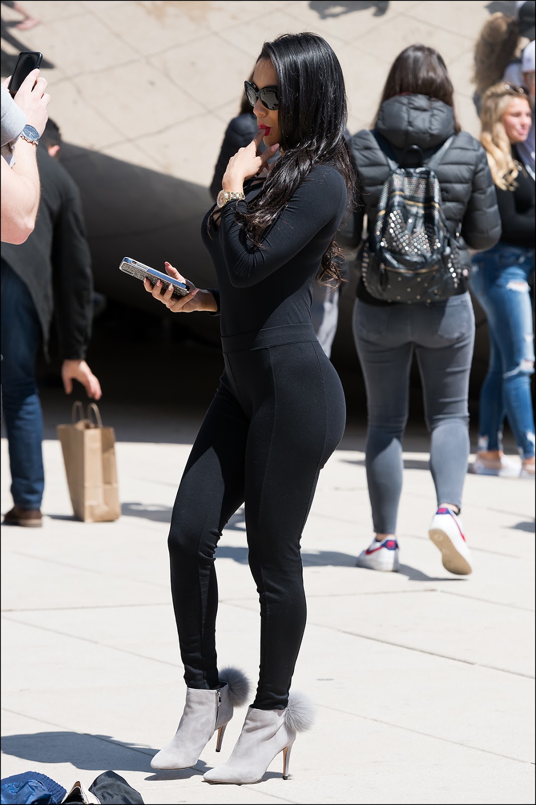 Sexy morena en ropa entallada curvas sabrosas | Mujeres bellas en la calle