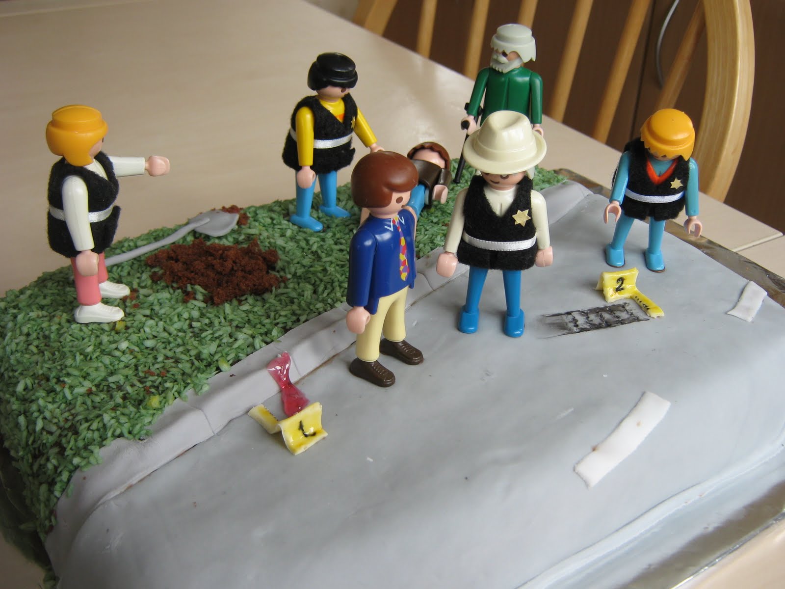The Craft-Arty Kid (Old blog): CSI: Cake Scene Investigation