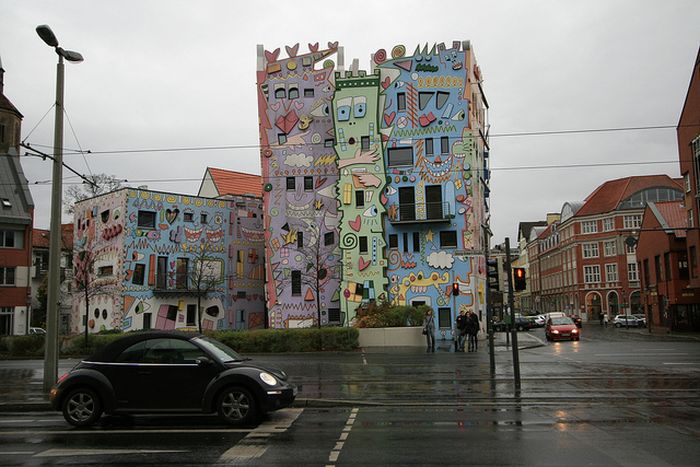 The Happy Rizzi House (17 pics)