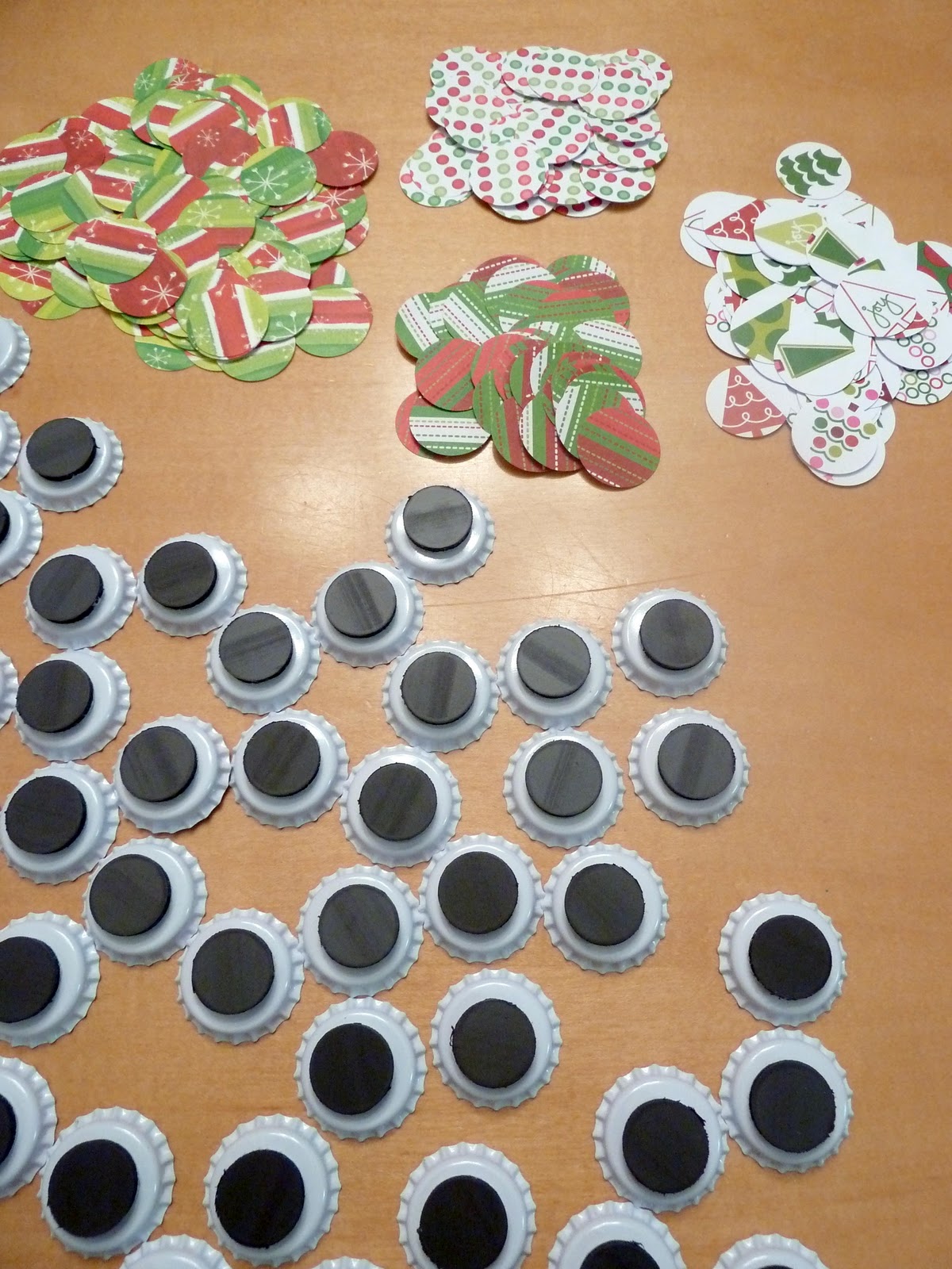 Room Mom Extraordinaire: Christmas Bottle Cap Magnets