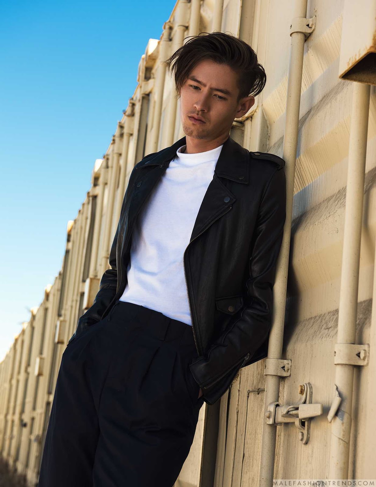 Jacob Hirata entre monocromo y geometría para LEWIS Magazine