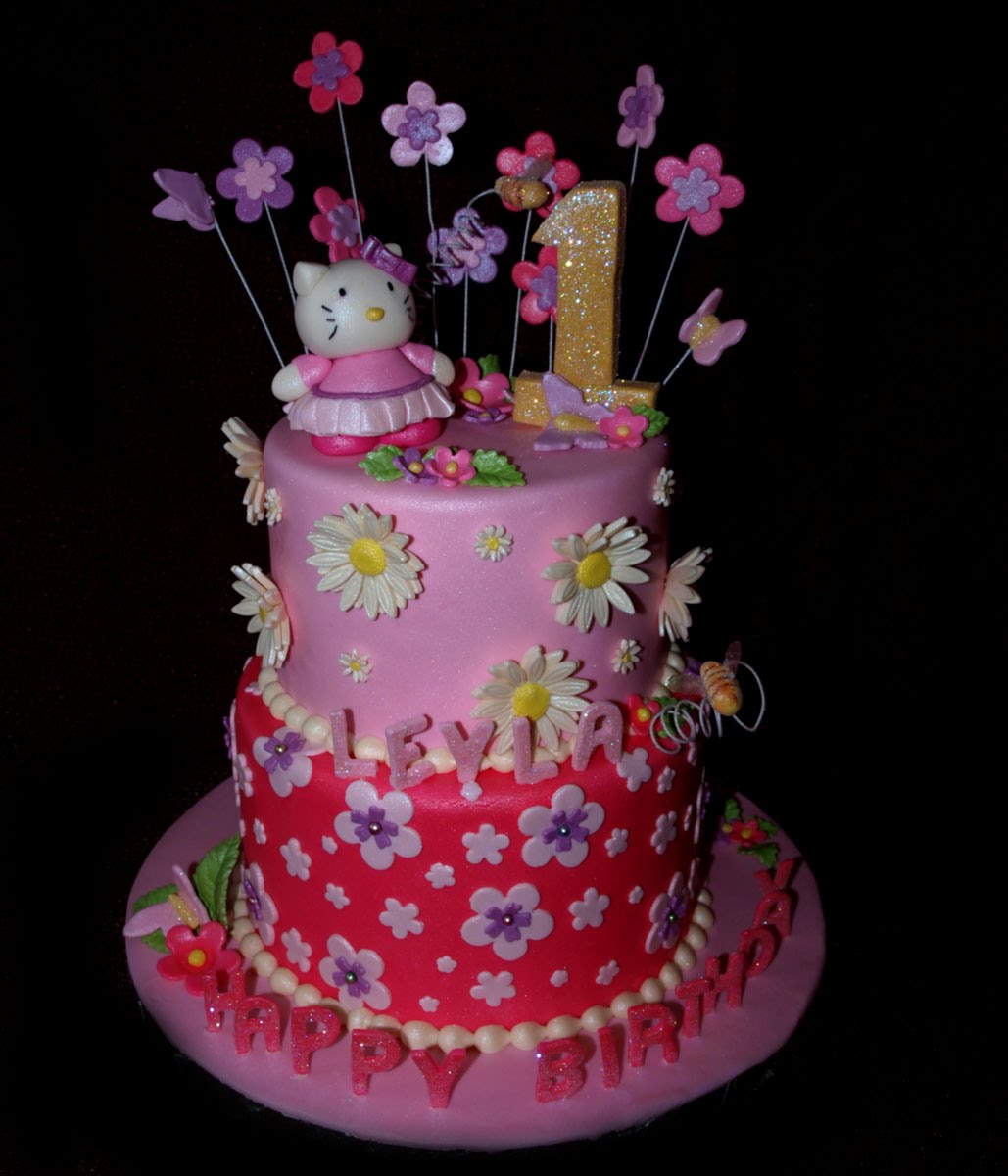 PicoChick: Two-Tier Fondant Hello Kitty Cake
