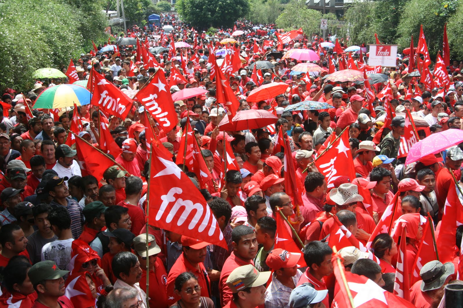 El Salvador Rojo Mas De 21 Mil Personas Respaldan La Posicion Del Fmln