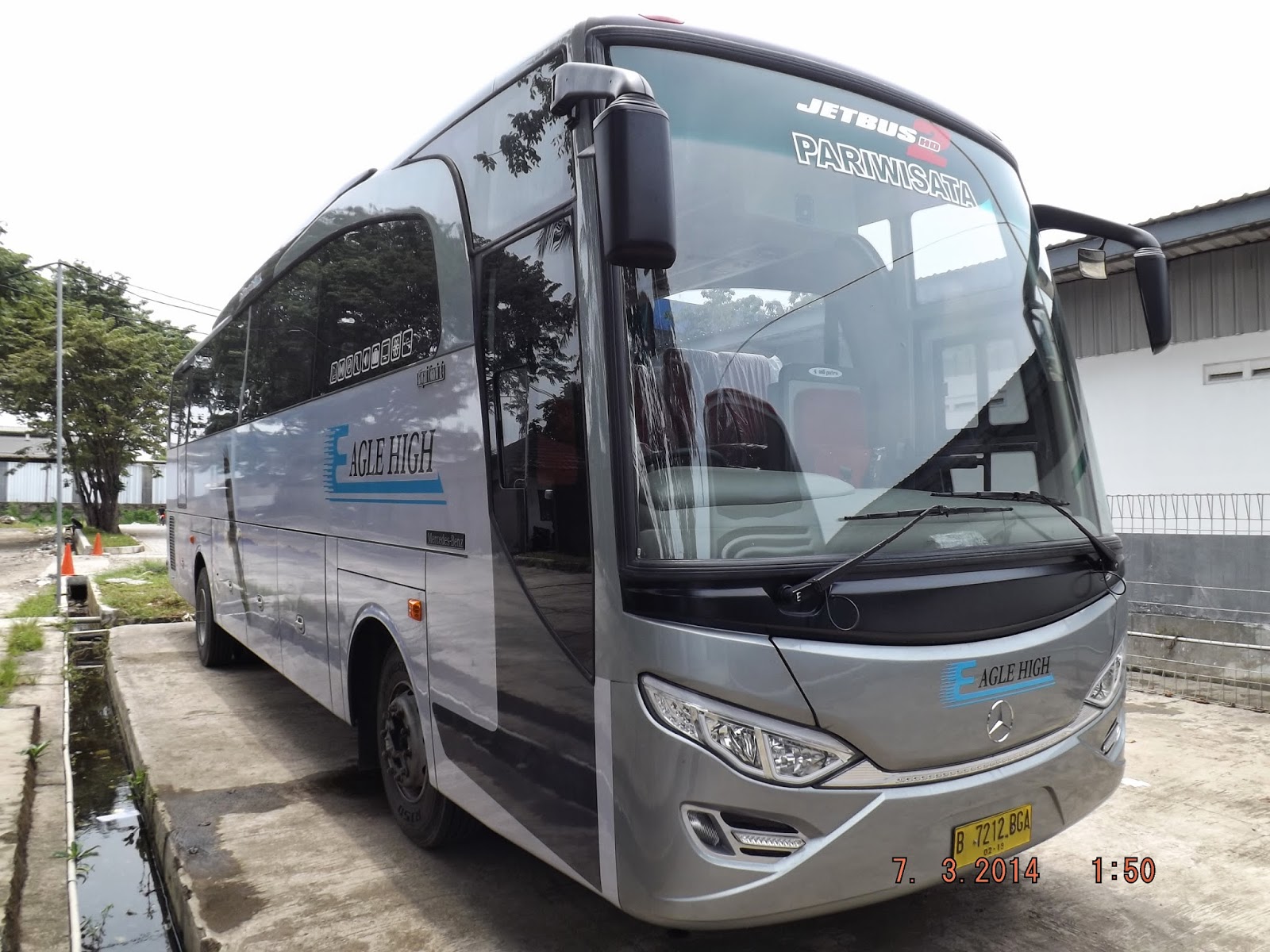 SEWA BUS PARIWISATA MURAH: GALLERY BUS & MEDIUM BUS PARIWISATA