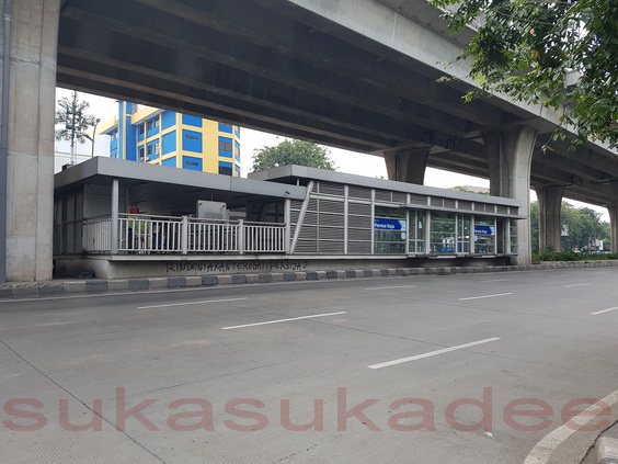 Naik Transjakarta ke Pasar Ular - sukasukadee