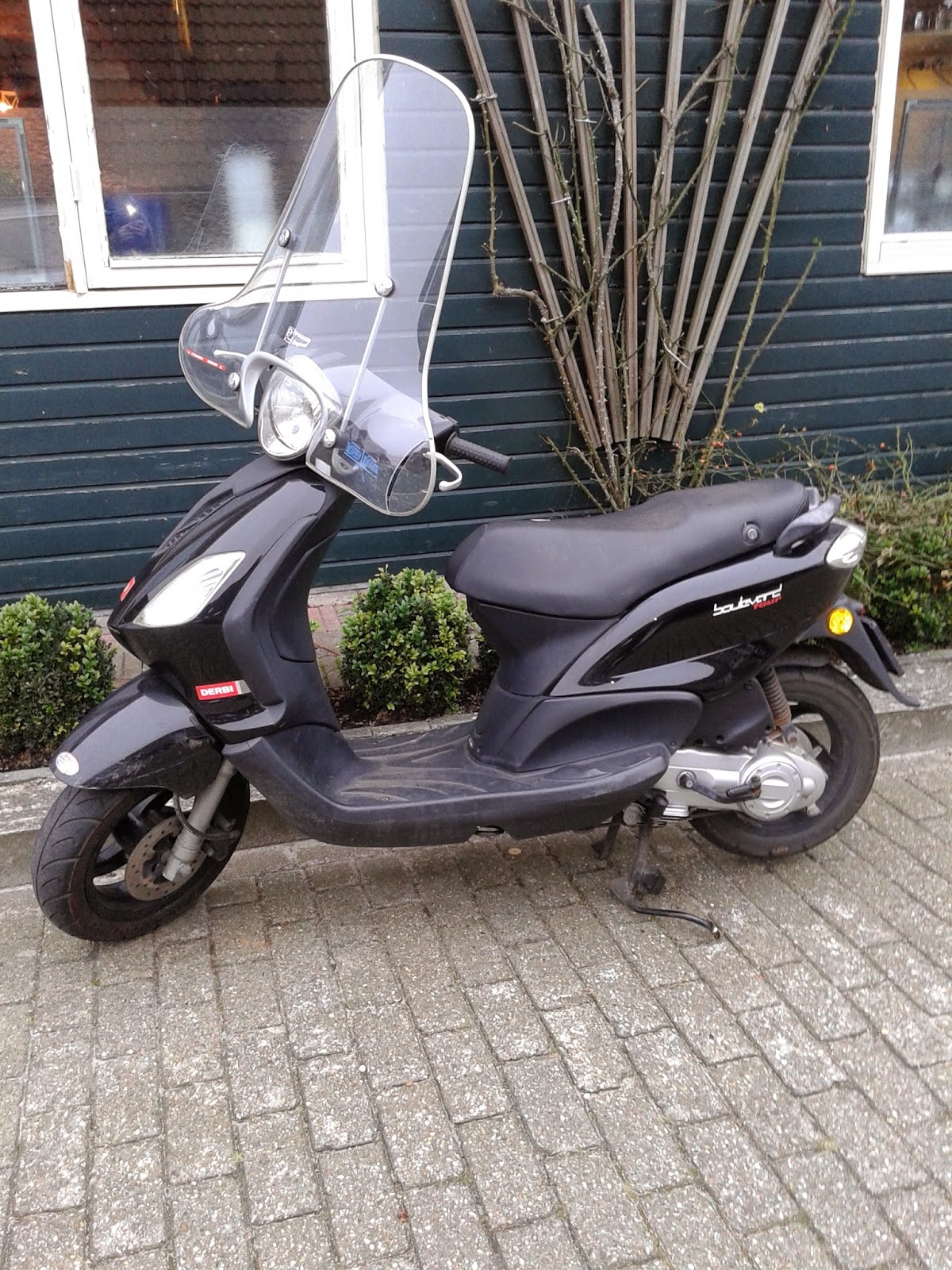 BEIJUMNIEUWS: MAG DEZE BROMMER/SCOOTER EVEN ERGENS ANDERS STAAN?