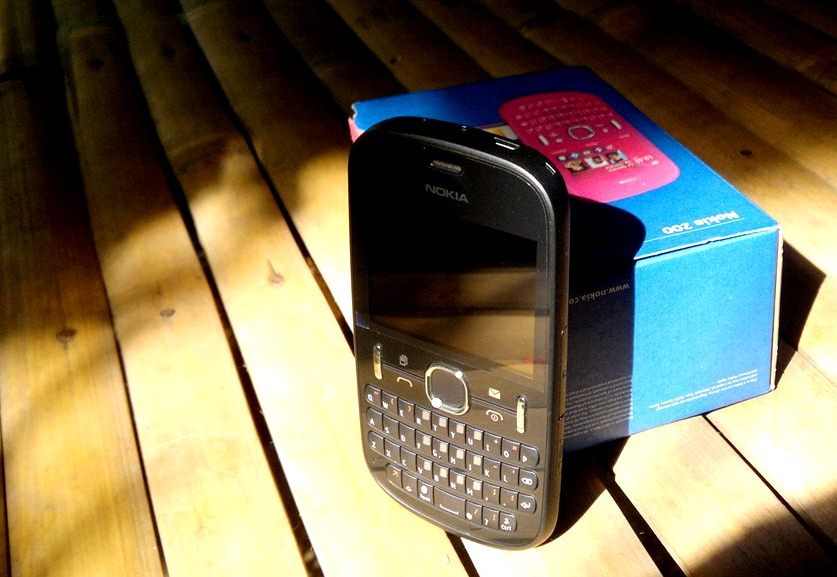 Nokia Asha 200 Pep Talk Part 1, Dual SIM Mass Market QWERTY ~ SCRATCH e ...