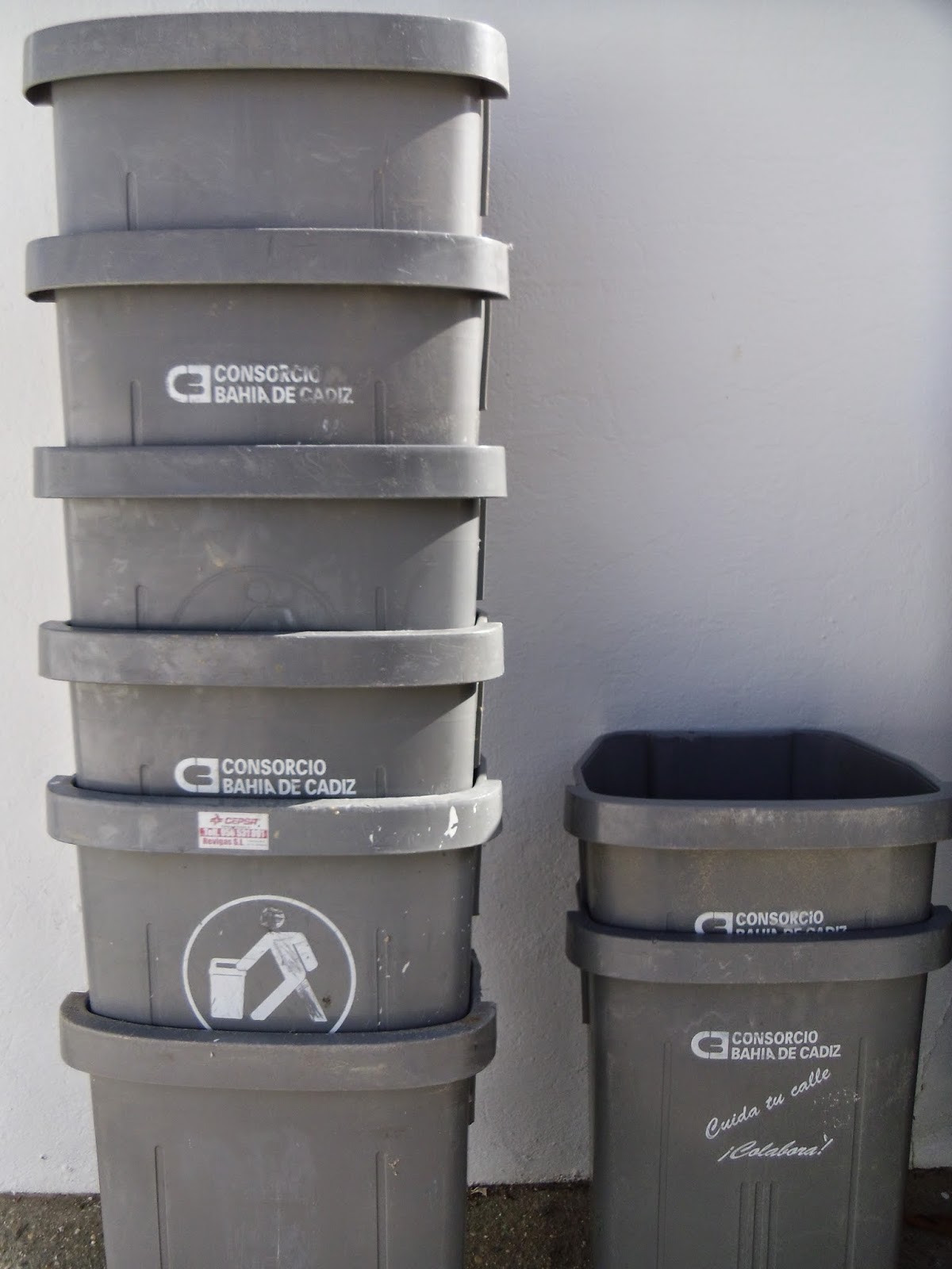 CONTENEDORES NUEVOS PARA NUESTRO RECICLAJE — UNSERE NEUEN RECYCLING ...