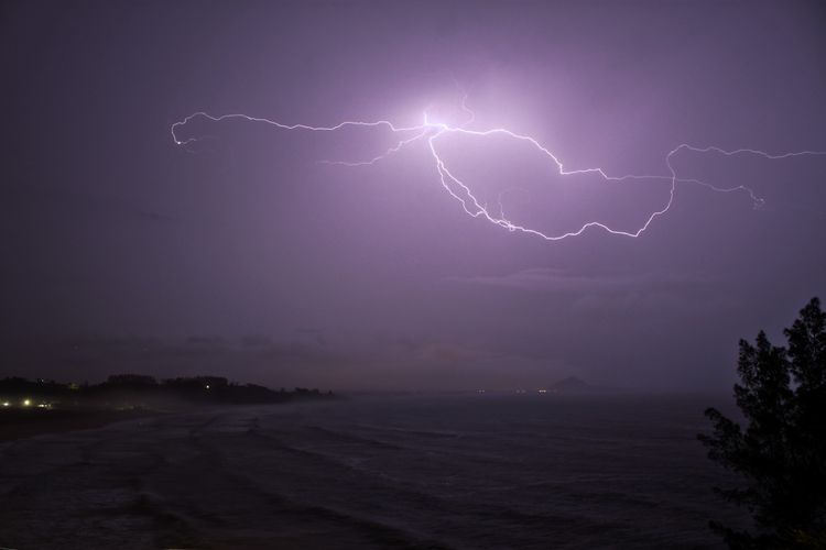 BLOG DO ANANIAS: Imagem impressionante - Relâmpago sobre a praia de Gamboa