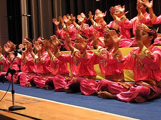 whirls and twirls around the world: Malaysia Music: Dikir Barat