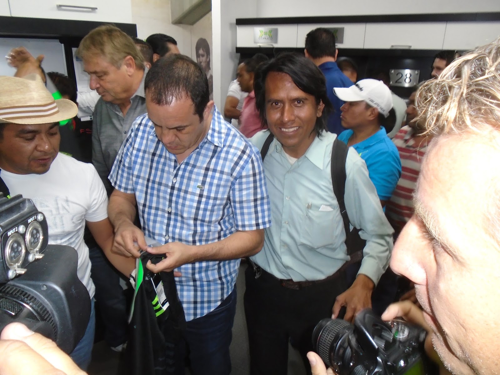 Antonio Morquecho: ANTONIO MORQUECHO ACOMPAÑANDO AL CUAUTEMOC BLANCO A ...