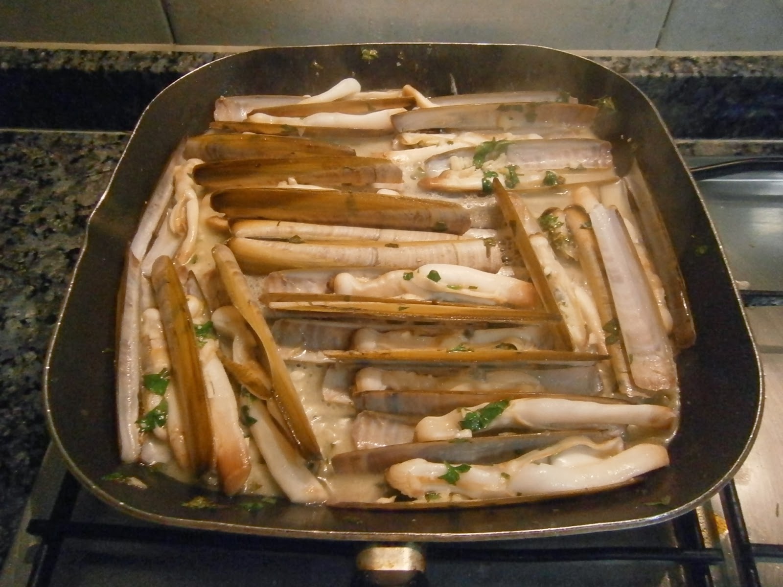 OSUKAA IS COOKING: NAVAJAS GALLEGAS A LA PLANCHA / GRILLED GALICIAN ...