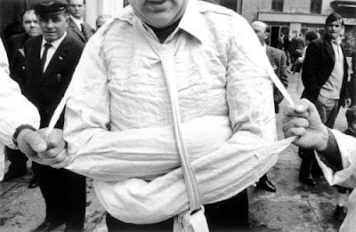 Pulitissima: LA CAMICIA DI FORZA