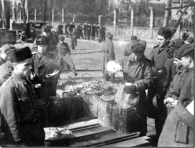 HISTORY IN IMAGES: Pictures Of War, History , WW2: 1945: As The Soviet ...