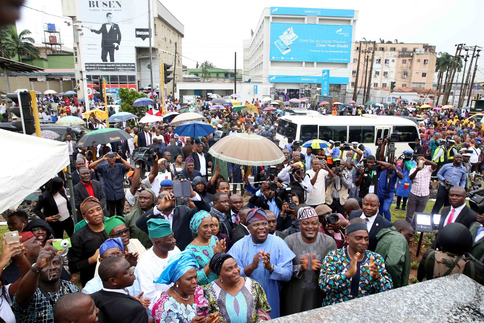 Ambode receives Awolowo family and unveils new 20-feet statue of PA ...