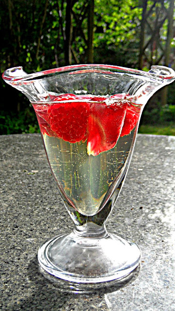 Chez Maximka: Elderflower cordial & prosecco jelly with raspberries and ...