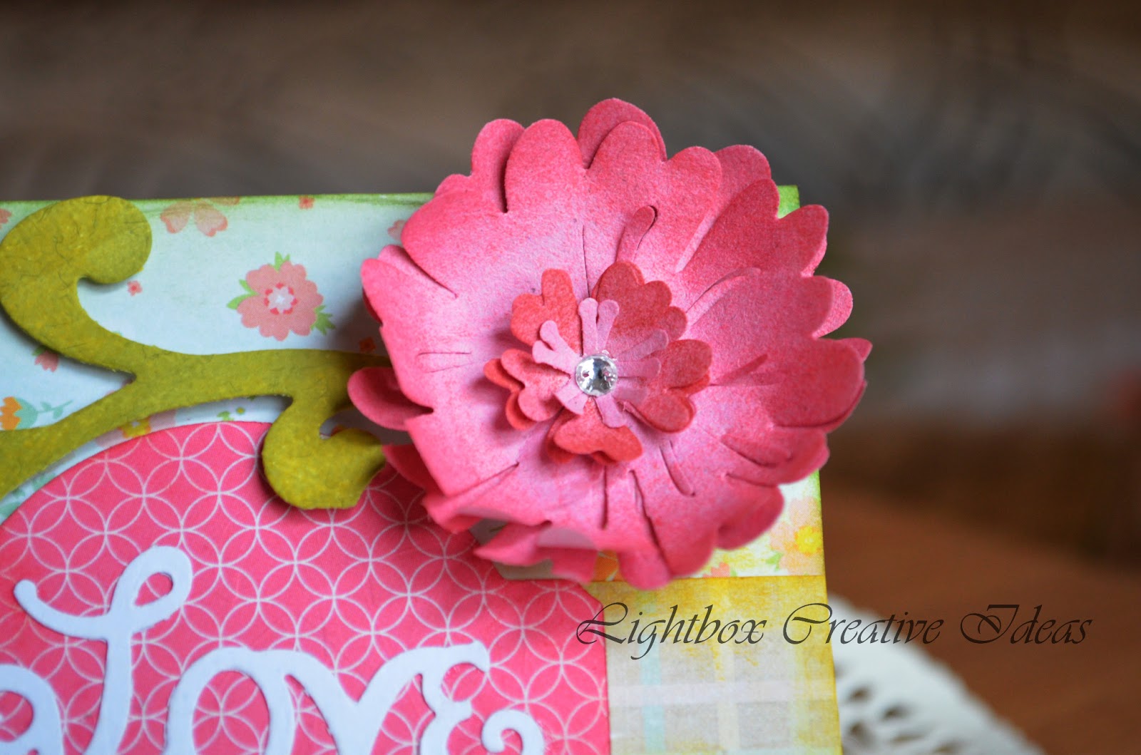 Lightbox creative Ideas: Love card with sizzix